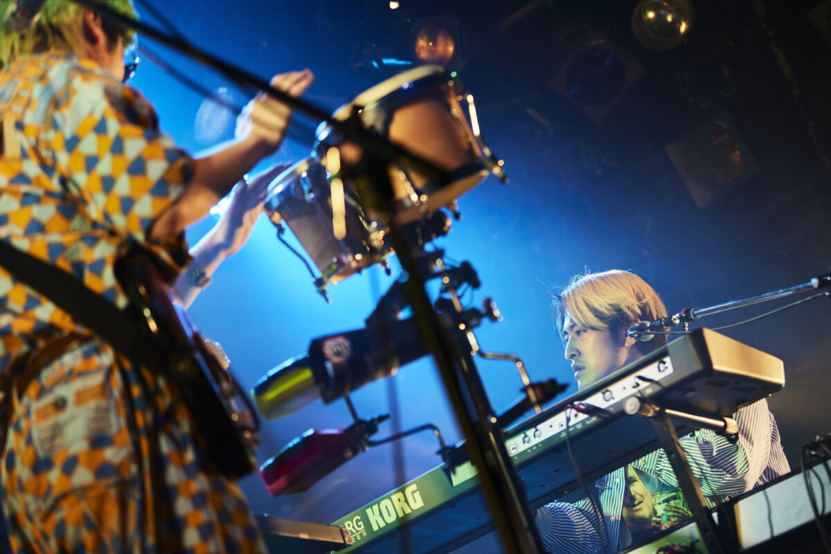 ODD Foot Woks × Kroi、マルちゃんも驚きの“赤と緑”の熱すぎる饗宴｜Bezzy[ベジー]｜「人の魅力」にフォーカスしたエンタメメディア