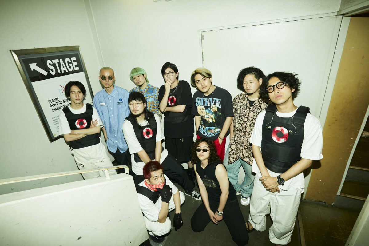 ODD Foot Woks × Kroi、マルちゃんも驚きの“赤と緑”の熱すぎる饗宴｜Bezzy[ベジー]｜アーティストをもっと好きになる ...