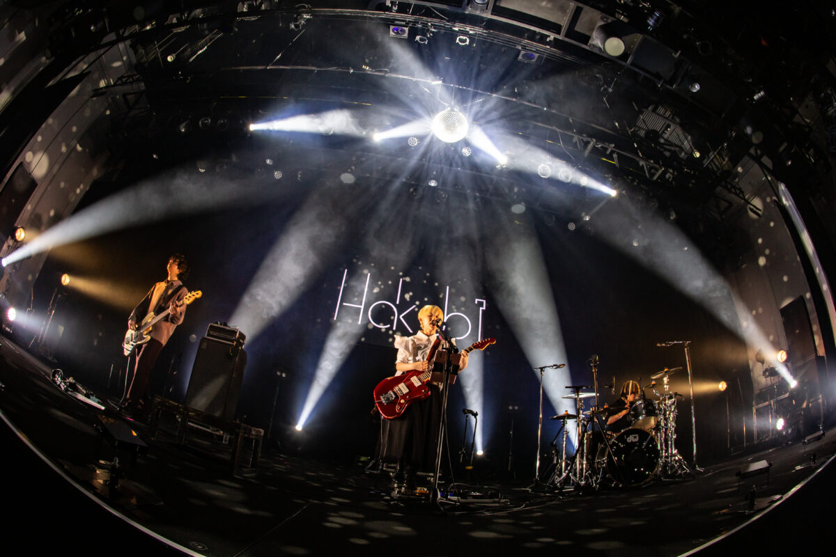 Hakubiが到達した新たな景色、強さを纏った“生きる”ための音｜Bezzy[ベジー]｜アーティストをもっと好きになるエンタメメディア