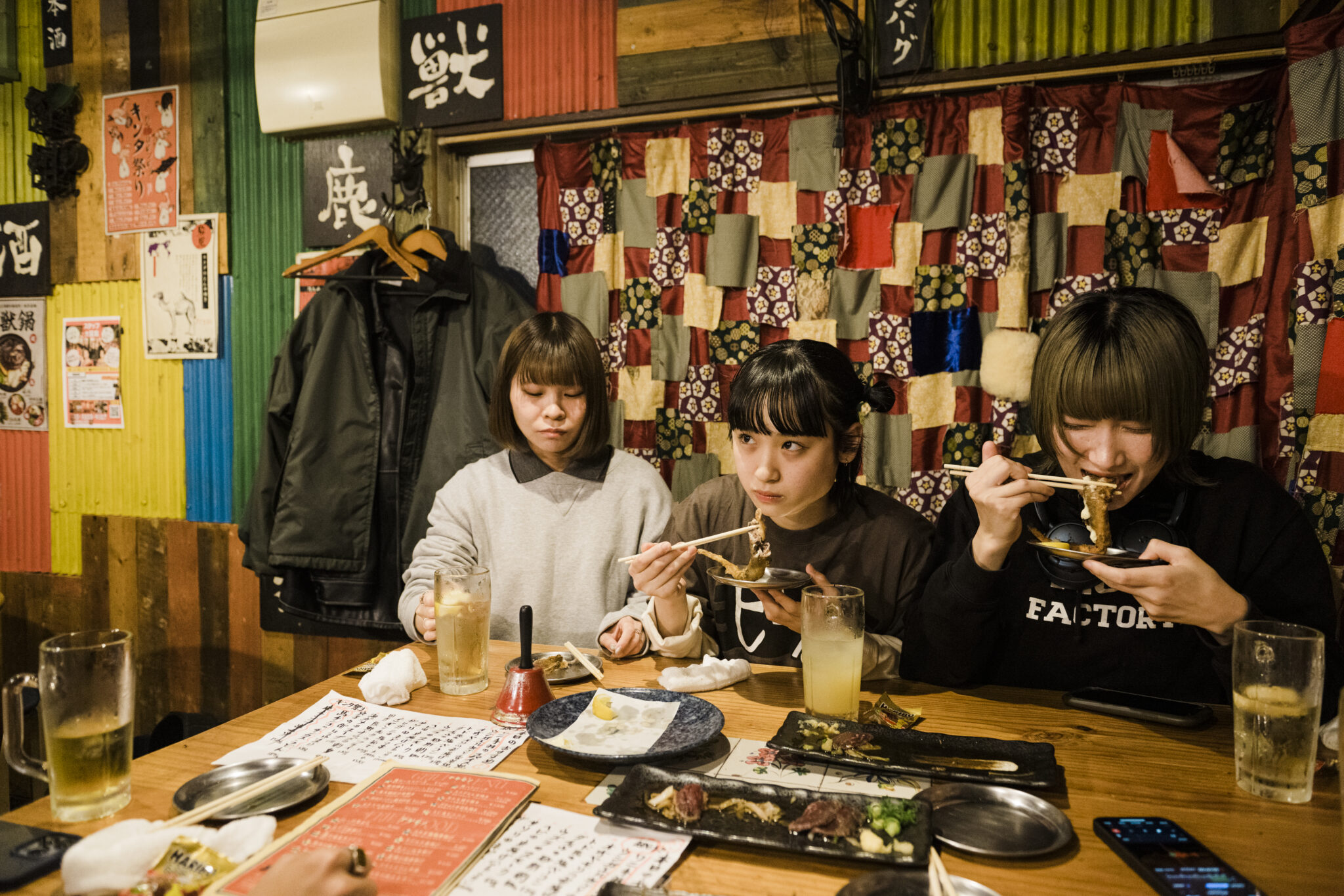 あなたはサバシスターを知ってるか？──躍進止まらぬ3人組のガチトーク｜Bezzy[ベジー]｜アーティストをもっと好きになるエンタメメディア