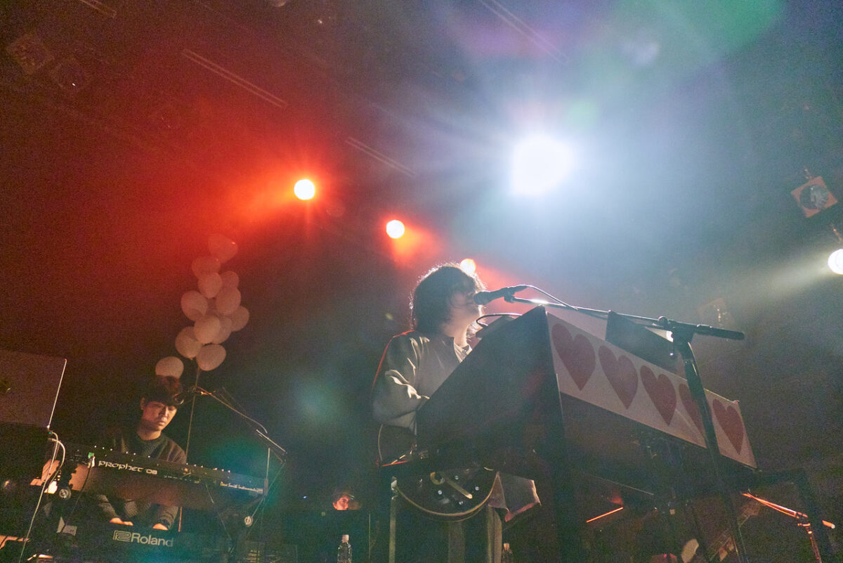 尾崎雄貴ソロプロジェクトwarbear、最新ライブより「やりたいこと」映像をプレミア公開｜Bezzy[ベジー]｜「人の魅力」にフォーカスしたエンタメメディア