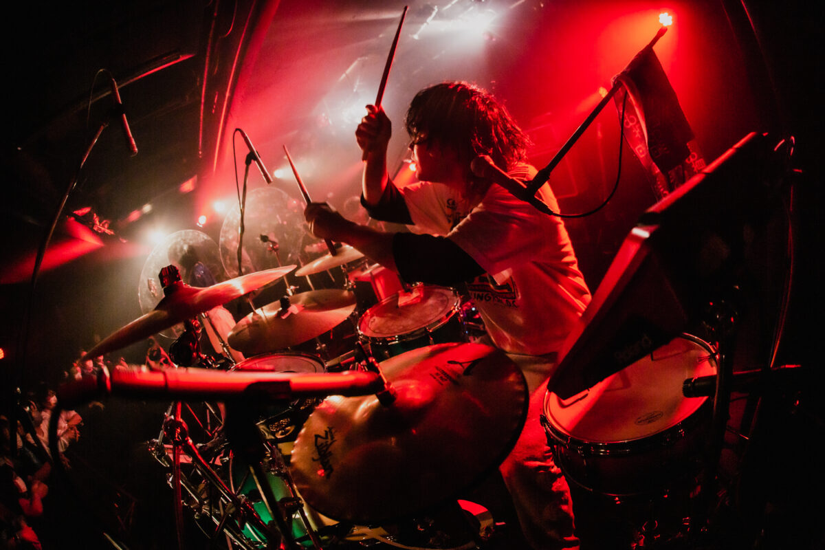 黒子首が初ワンマンツアーを完遂、独特さを武器に突き進む“ど真ん中”｜Bezzy[ベジー]｜アーティストをもっと好きになるエンタメメディア