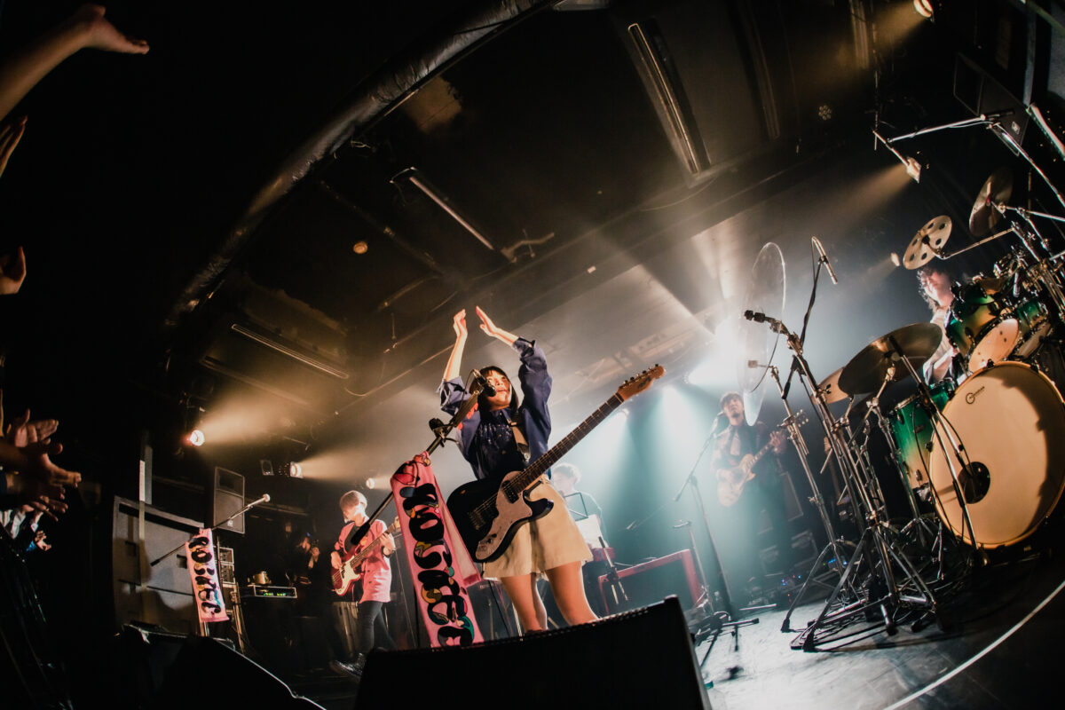 黒子首が初ワンマンツアーを完遂、独特さを武器に突き進む“ど真ん中”｜Bezzy[ベジー]｜「人の魅力」にフォーカスしたエンタメメディア