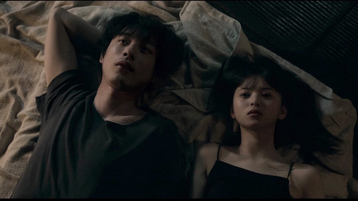 『サイド バイ サイド 隣にいる人』坂口健太郎の謎が深まる場面写真が公開｜Bezzy[ベジー]｜アーティストをもっと好きになるエンタメメディア