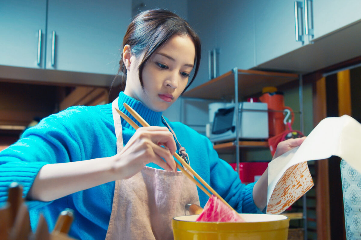 広瀬すずが豪快なポトラッチ丼をふるまう 映画『水は海に向かって流れる』本編映像公開｜Bezzy[ベジー]｜アーティストをもっと好きになるエンタメメディア