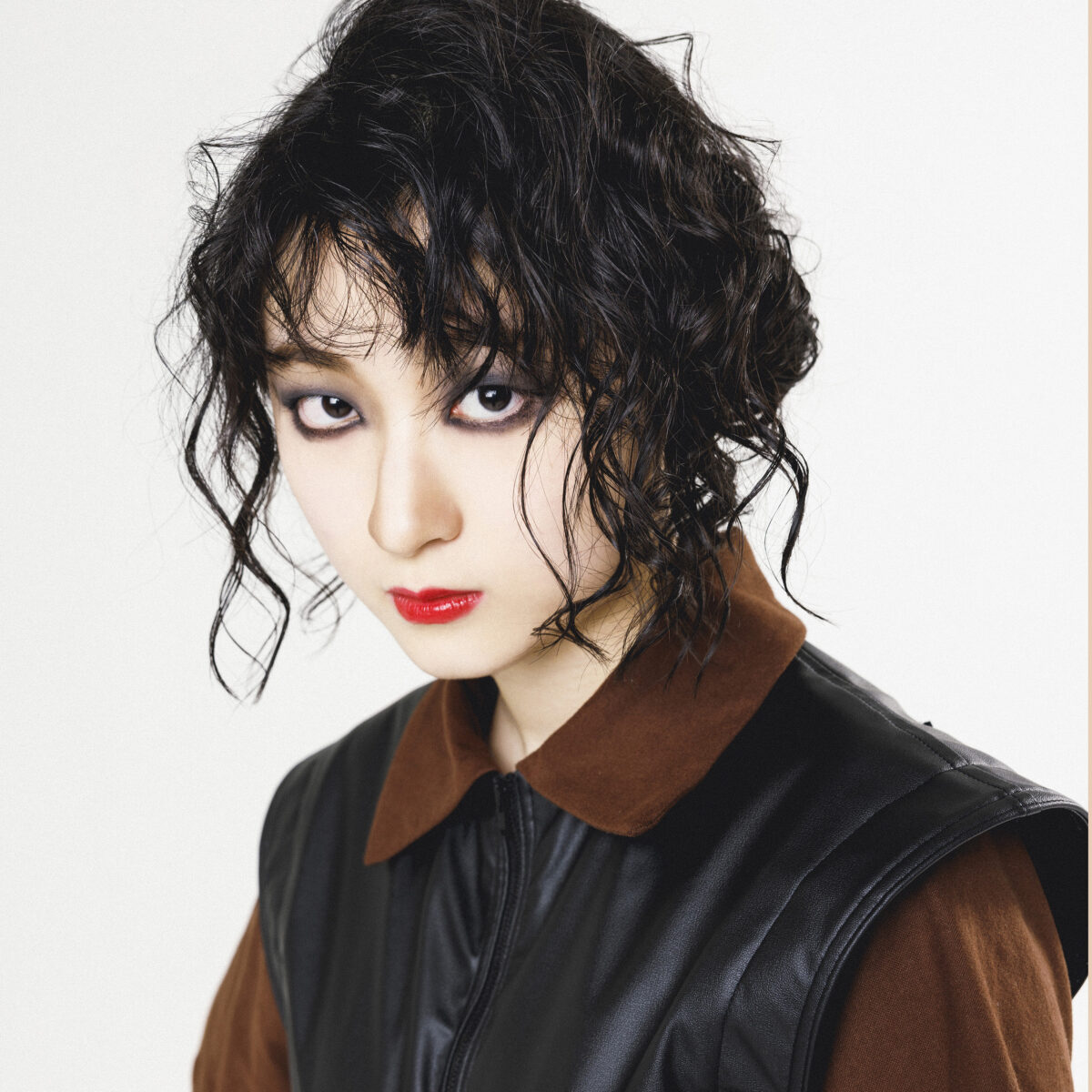 BiS新メンバーの名前＆6人の新アーティスト写真公開、トギーは全身白塗りで異彩を放つ｜Bezzy[ベジー]｜アーティストをもっと好きになるエンタメメディア