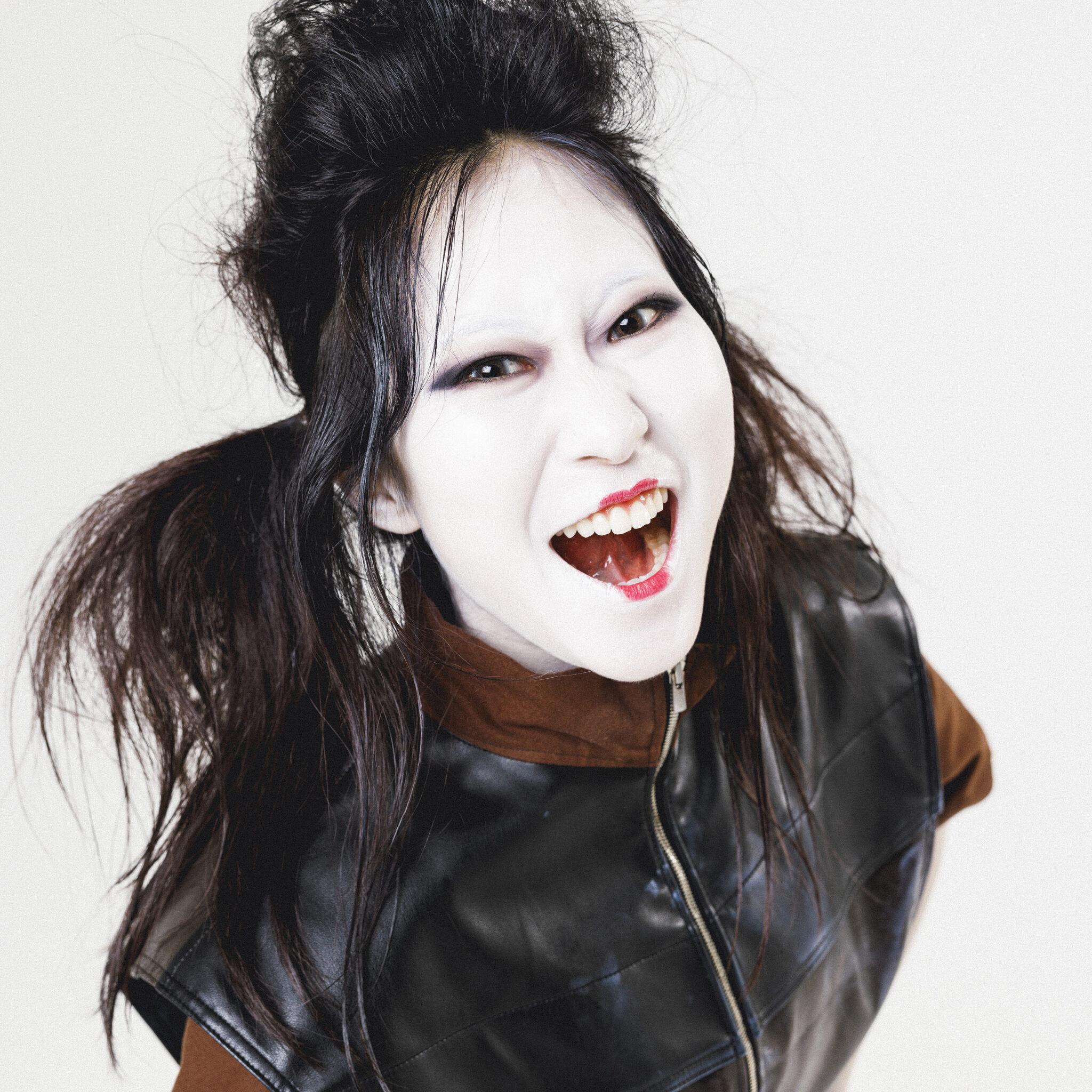 BiS新メンバーの名前＆6人の新アーティスト写真公開、トギーは全身白塗りで異彩を放つ｜Bezzy[ベジー]｜アーティストをもっと好きになるエンタメメディア