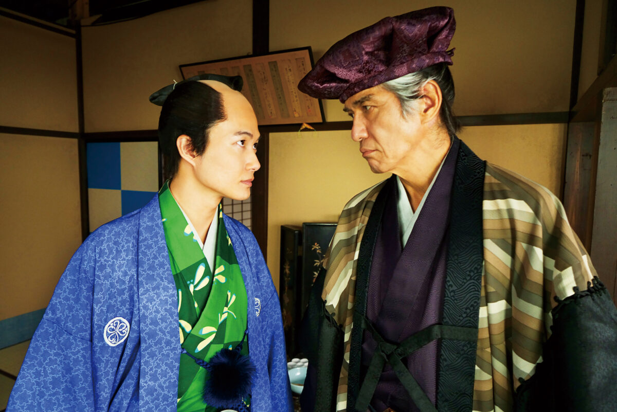 神⽊隆之介が佐藤浩市に宣戦布告！？映画『大名倒産』より主人公父子の対峙シーン公開｜Bezzy[ベジー]｜「人の魅力」にフォーカスしたエンタメメディア