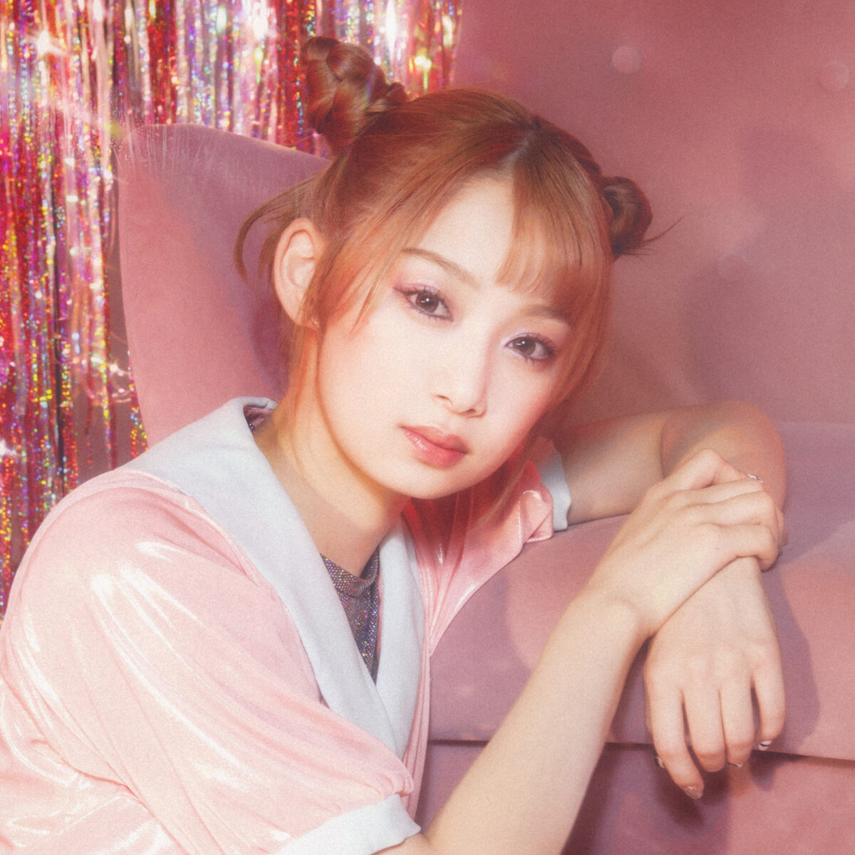 BiS史上最もキラキラ輝いた新アーティスト写真公開、ソロアー写＆ツアービジュアルも｜Bezzy[ベジー]｜「人の魅力」にフォーカスしたエンタメメディア