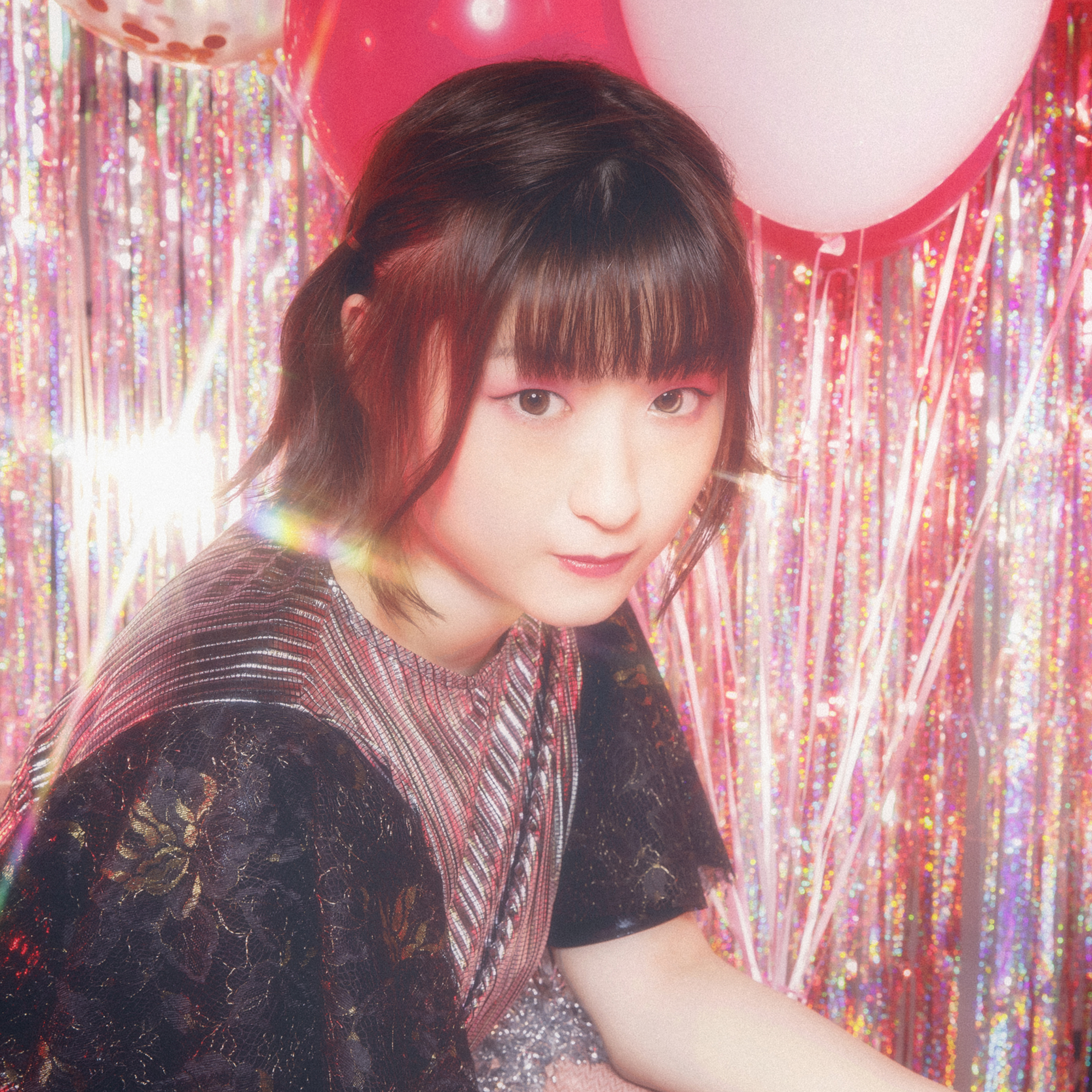 BiS史上最もキラキラ輝いた新アーティスト写真公開、ソロアー写＆ツアービジュアルも｜Bezzy[ベジー]｜「人の魅力」にフォーカスしたエンタメメディア