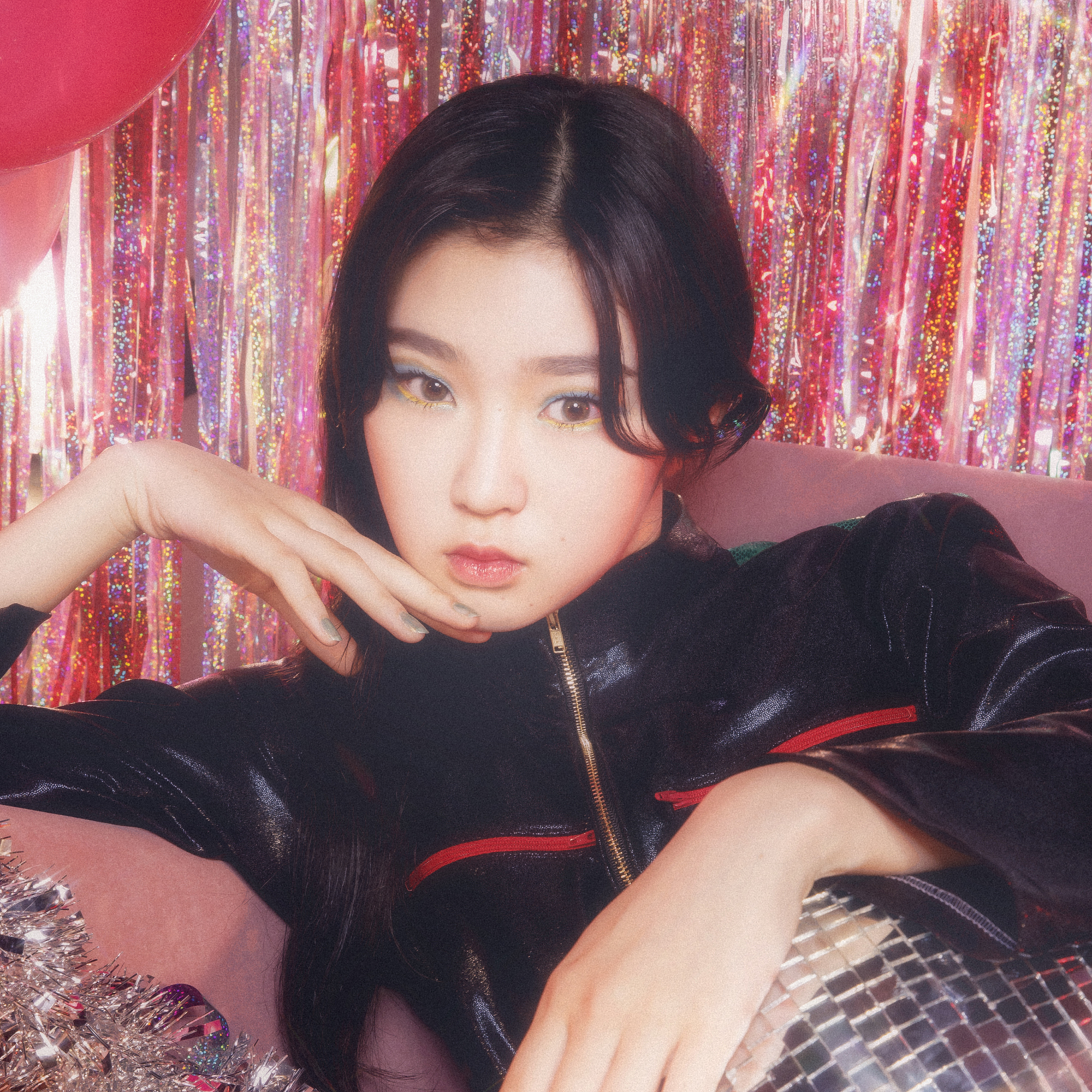 BiS史上最もキラキラ輝いた新アーティスト写真公開、ソロアー写＆ツアービジュアルも｜Bezzy[ベジー]｜「人の魅力」にフォーカスしたエンタメメディア