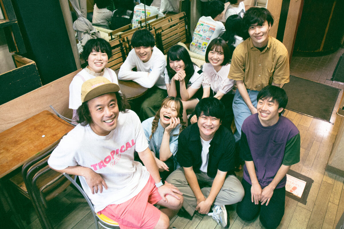 ダウ90000（前編）──好き嫌いじゃなく「面白い」と確信した8人組ができるまで｜Bezzy[ベジー]｜アーティストをもっと好きになるエンタメメディア