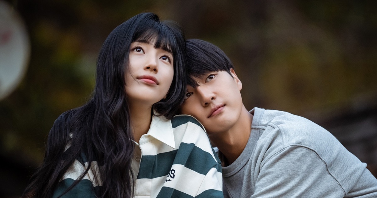 “天性のアイドル”スジの可愛すぎる舞台裏 Netflix『イ・ドゥナ！』特別映像解禁｜Bezzy[ベジー]｜アーティストをもっと好きになるエンタメメディア