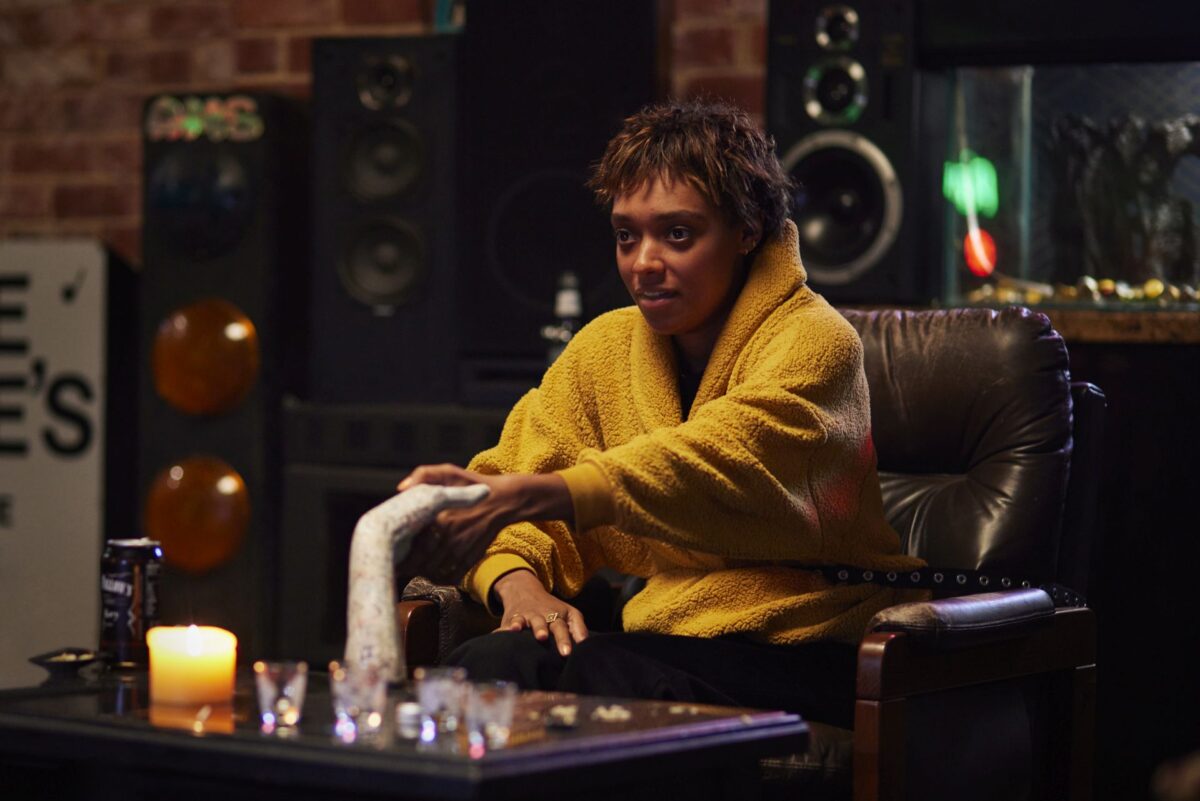 恐怖の“憑依チャレンジ”に存在する3つのルールとは A24『TALK TO ME』日本版予告解禁｜Bezzy[ベジー]｜アーティストをもっと好きになるエンタメメディア