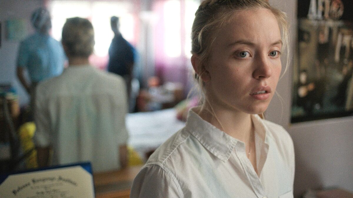 シドニー・スウィーニー主演映画『リアリティ』混乱と不安、焦燥感が徐々に高まる予告解禁｜Bezzy[ベジー]｜アーティストをもっと好きになるエンタメメディア