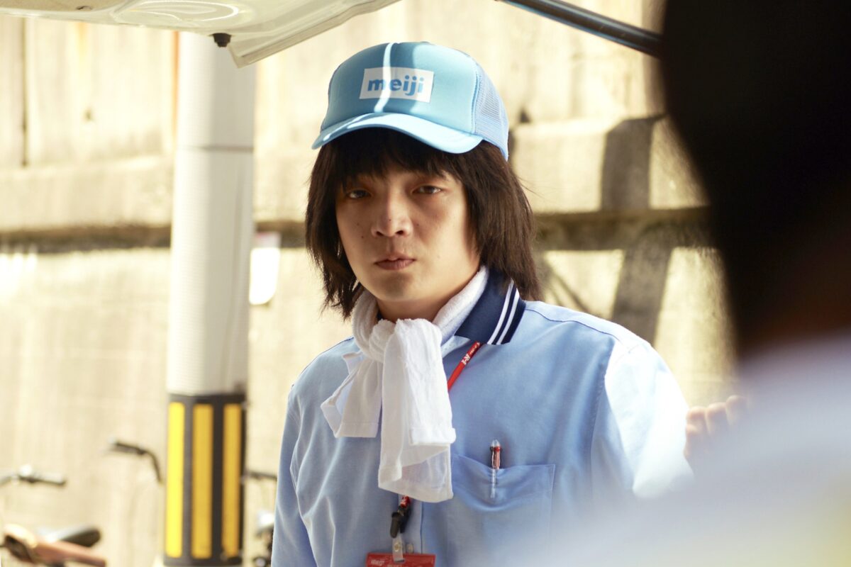 映画『笑いのカイブツ』岡山天音が5つのアルバイト姿を見せる場面写真解禁｜Bezzy[ベジー]｜アーティストをもっと好きになるエンタメメディア