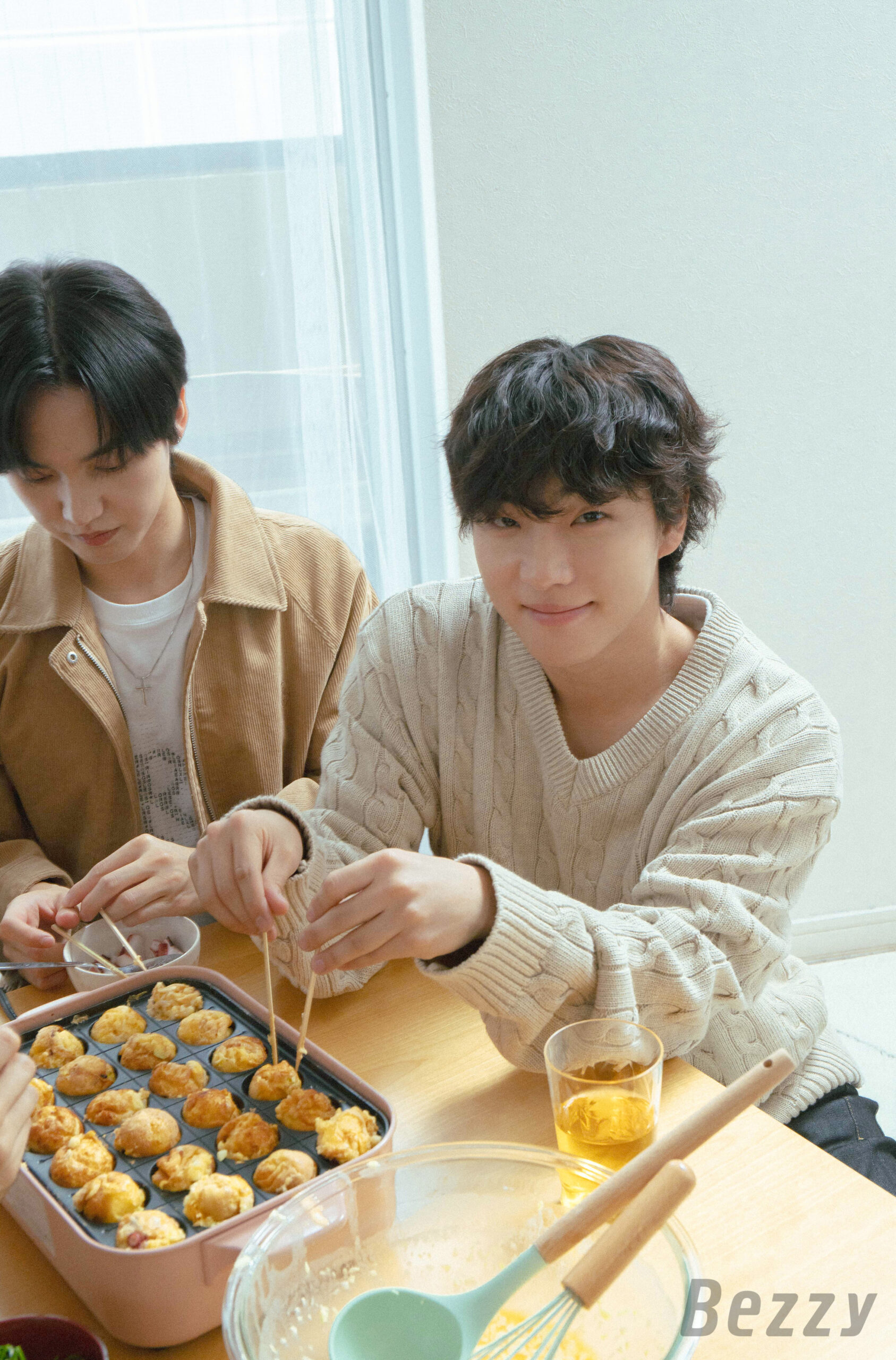 こたつとみかんとONFと、大満足の“初たこパ”｜Bezzy[ベジー]｜アーティストをもっと好きになるエンタメメディア