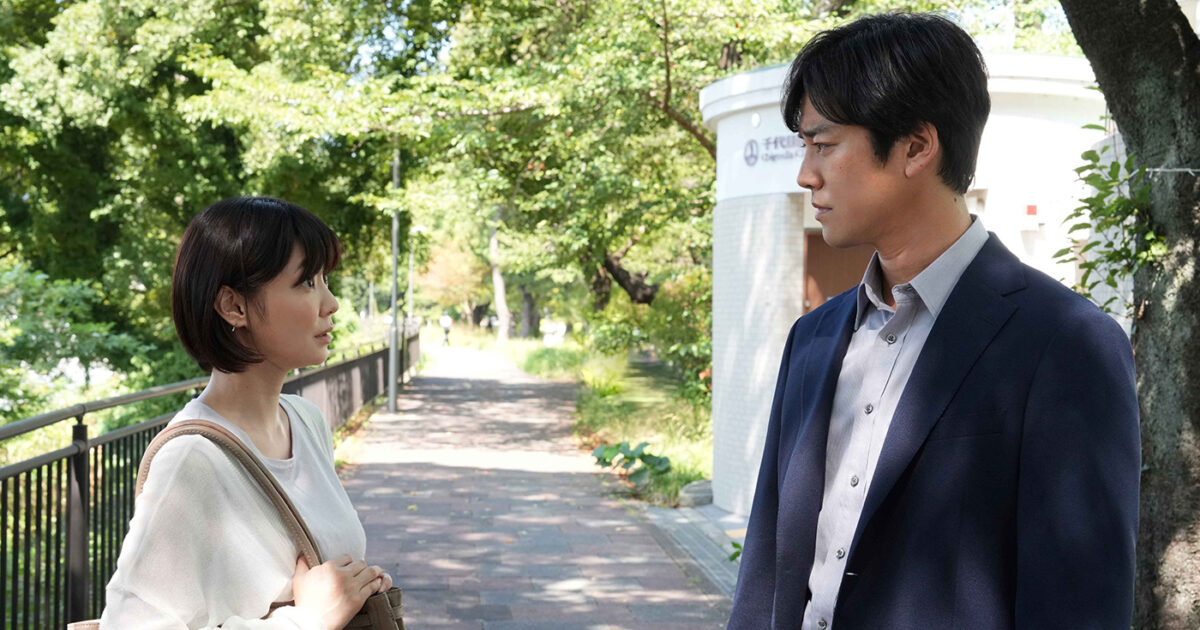 『連続ドラマW 坂の上の赤い屋根』桐谷健太を取り巻く登場人物たちの衝撃的な場面写真一挙公開｜Bezzy[ベジー]｜アーティストをもっと好きになるエンタメメディア