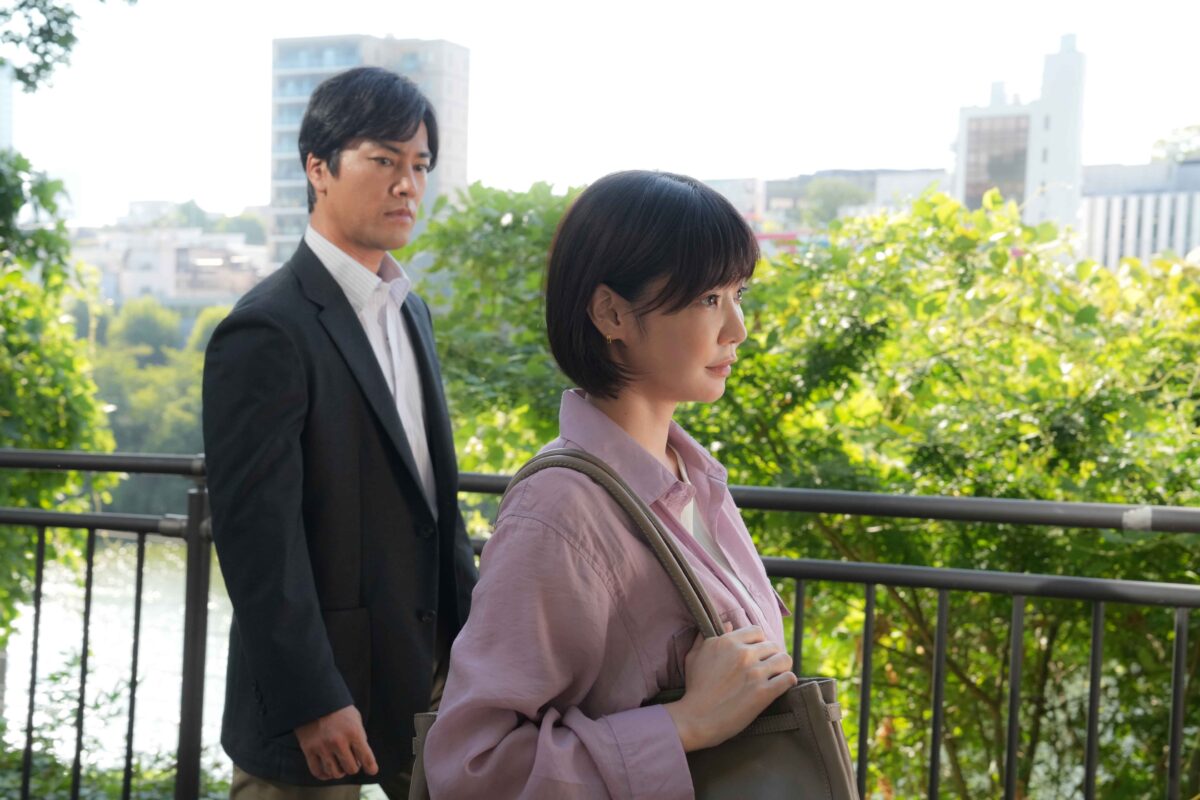 『連続ドラマW 坂の上の赤い屋根』撮影現場に原作者・真梨幸子が訪問、桐谷健太の凄さを語る｜Bezzy[ベジー]｜アーティストをもっと好きになるエンタメメディア