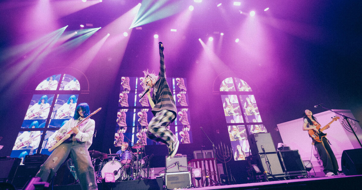 Chilli Beans.の初日本武道館ワンマンが映像作品化、フォトブック付きでライブ全編24曲収録｜Bezzy[ベジー]｜「人の魅力」にフォーカスしたエンタメメディア