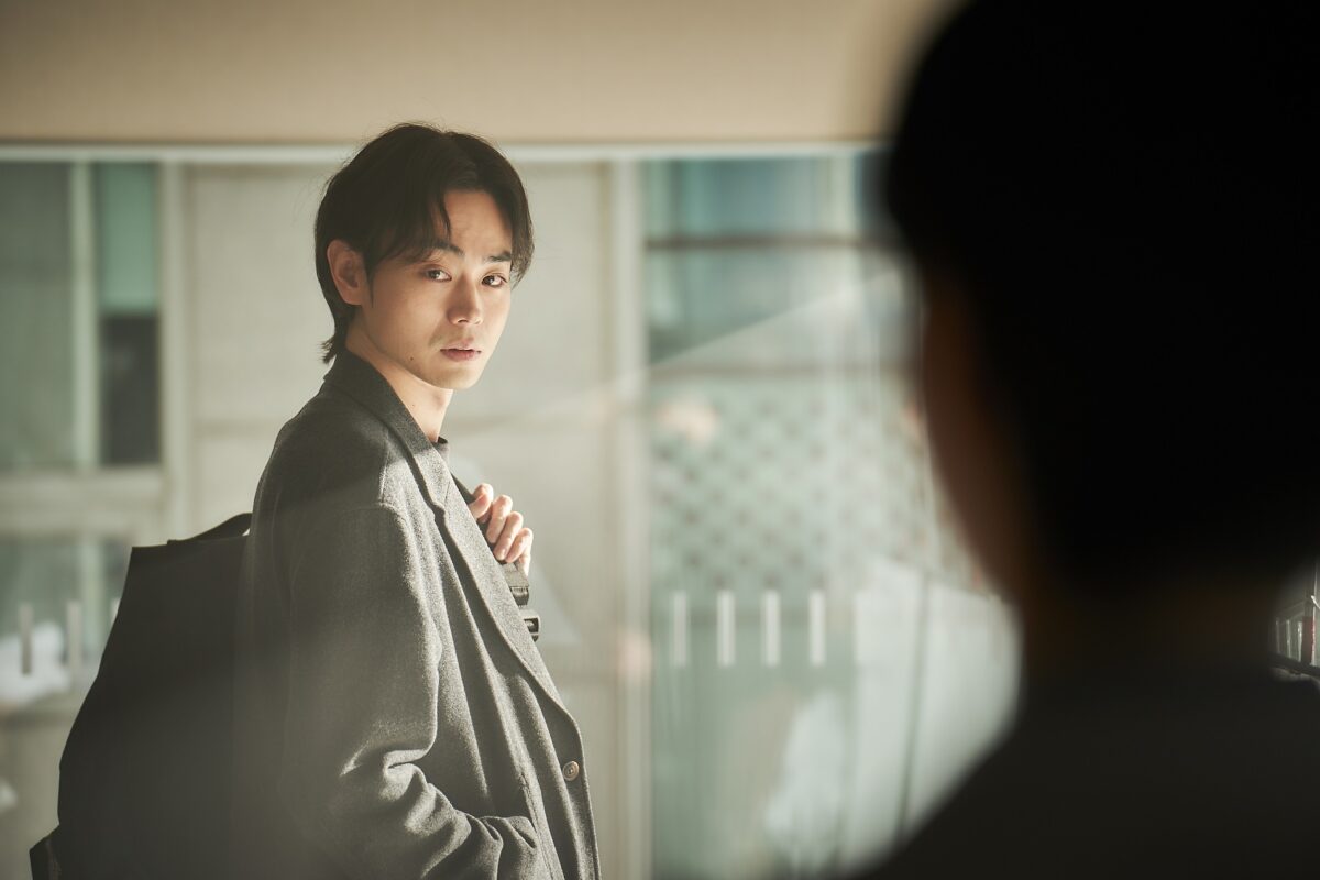 菅田将暉が差し出す“右手”が象徴するものとは？Netflix『寄生獣 －ザ・グレイ－』場面写真解禁｜Bezzy[ベジー]｜「人の魅力」にフォーカスしたエンタメメディア