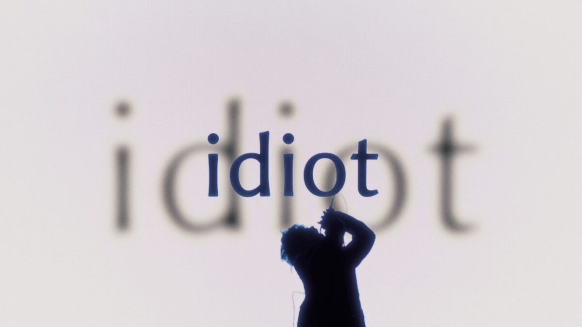 PEOPLE 1が本日配信の新曲「idiot」MV公開、巨大スクリーン背負いエモーショナルに歌唱｜Bezzy[ベジー]｜アーティストをもっと好きになるエンタメメディア