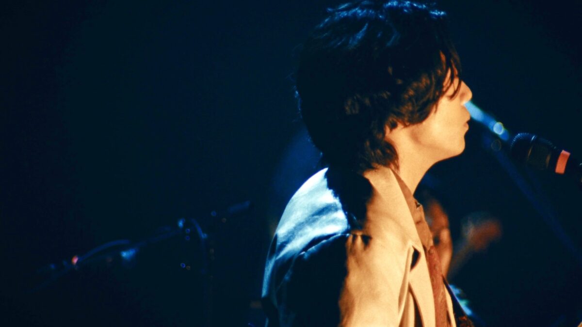 Bialystocks、出口夏希＆鈴木亮平出演CMソング「差し色」ライブ映像公開｜Bezzy[ベジー]｜アーティストをもっと好きになるエンタメメディア