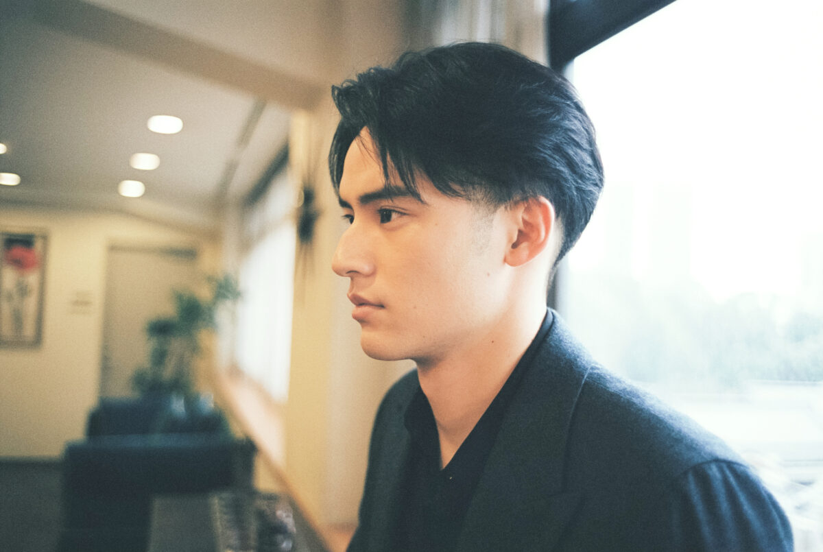 「役者は絶対にAIには任せられない」頑固であり柔軟、水上恒司の人間力と矜持｜Bezzy[ベジー]｜アーティストをもっと好きになるエンタメメディア