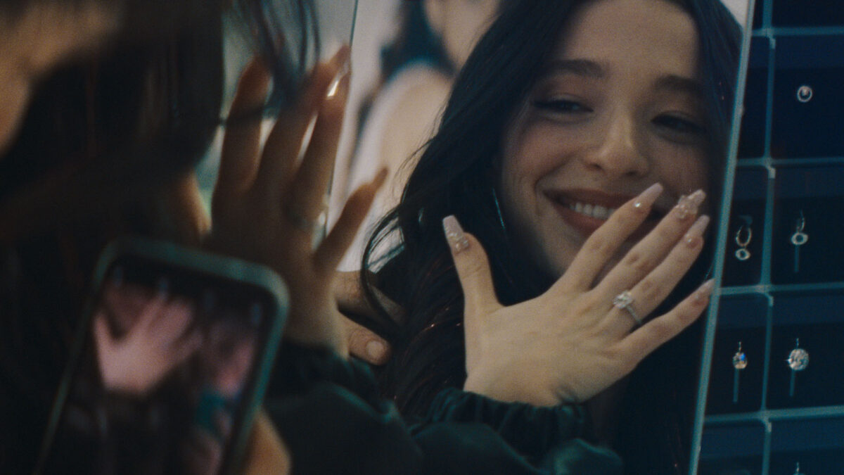 主演マイキー・マディソンの振り幅に絶賛相次ぐ、映画『ANORA アノーラ』新場面写真解禁｜Bezzy[ベジー]｜アーティストをもっと好きになるエンタメメディア