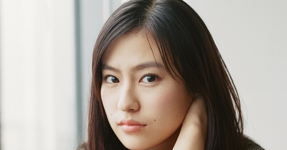 WEST.全員主演映画『裏社員。』ヒロインは恒松祐里、全編関西弁で喫茶店の看板娘を演じる｜Bezzy[ベジー]｜アーティストをもっと好きになるエンタメメディア