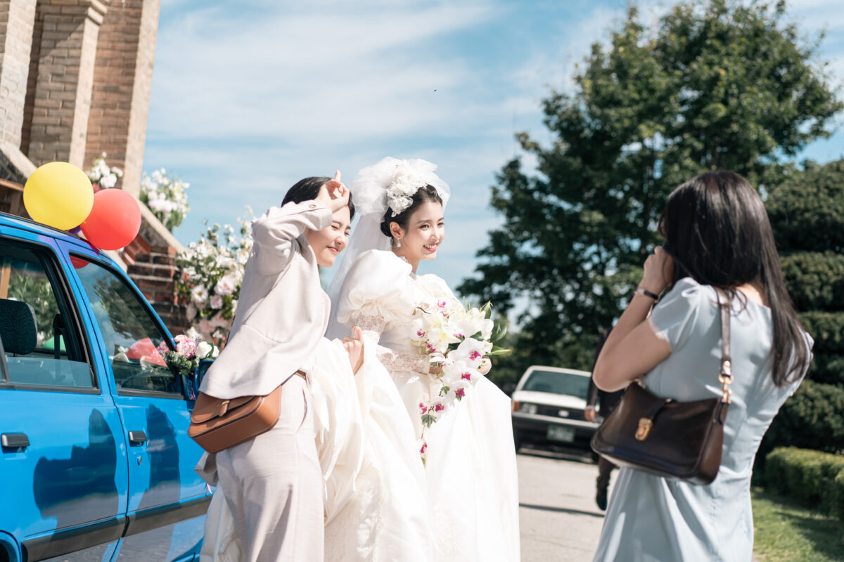 IUの美しい花嫁姿、その相手は？Netflix『おつかれさま』クライマックス最終章の場面写真解禁｜Bezzy[ベジー]｜アーティストをもっと好きになるエンタメメディア