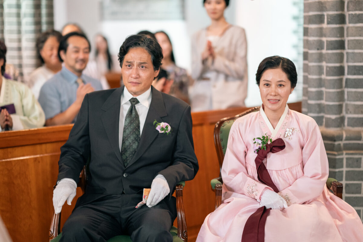 IUの美しい花嫁姿、その相手は？Netflix『おつかれさま』クライマックス最終章の場面写真解禁｜Bezzy[ベジー]｜アーティストをもっと好きになるエンタメメディア