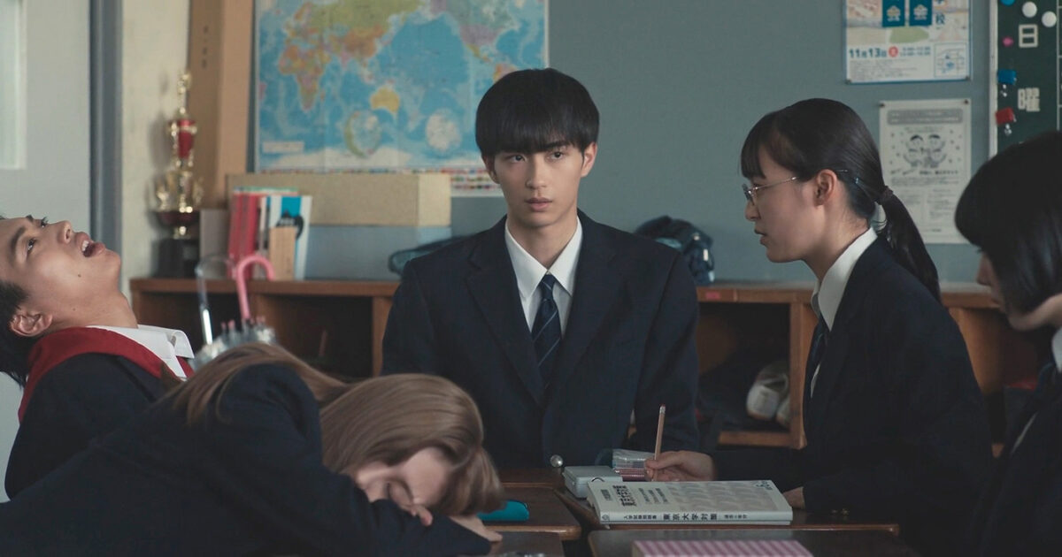 映画『6人ぼっち』新場面写真解禁、野村康太らの修学旅行は広島らしからぬチグハグさ｜Bezzy[ベジー]｜アーティストをもっと好きになるエンタメメディア