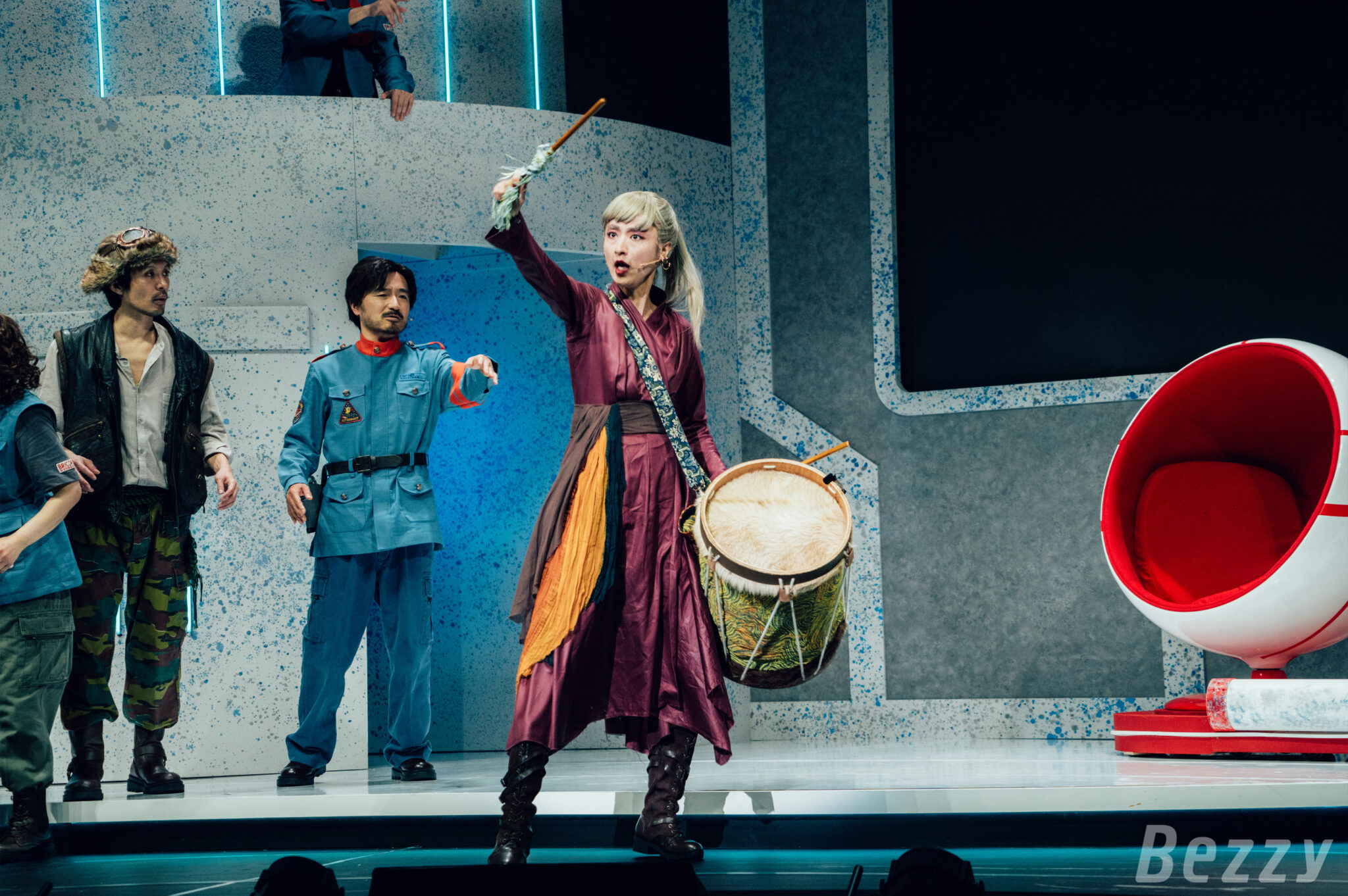 魅惑の無重力舞台にSFエンタメ全部盛り！？伊藤万理華主演『リプリー、あいにくの宇宙ね』開幕｜Bezzy[ベジー]｜アーティストをもっと好きになるエンタメメディア