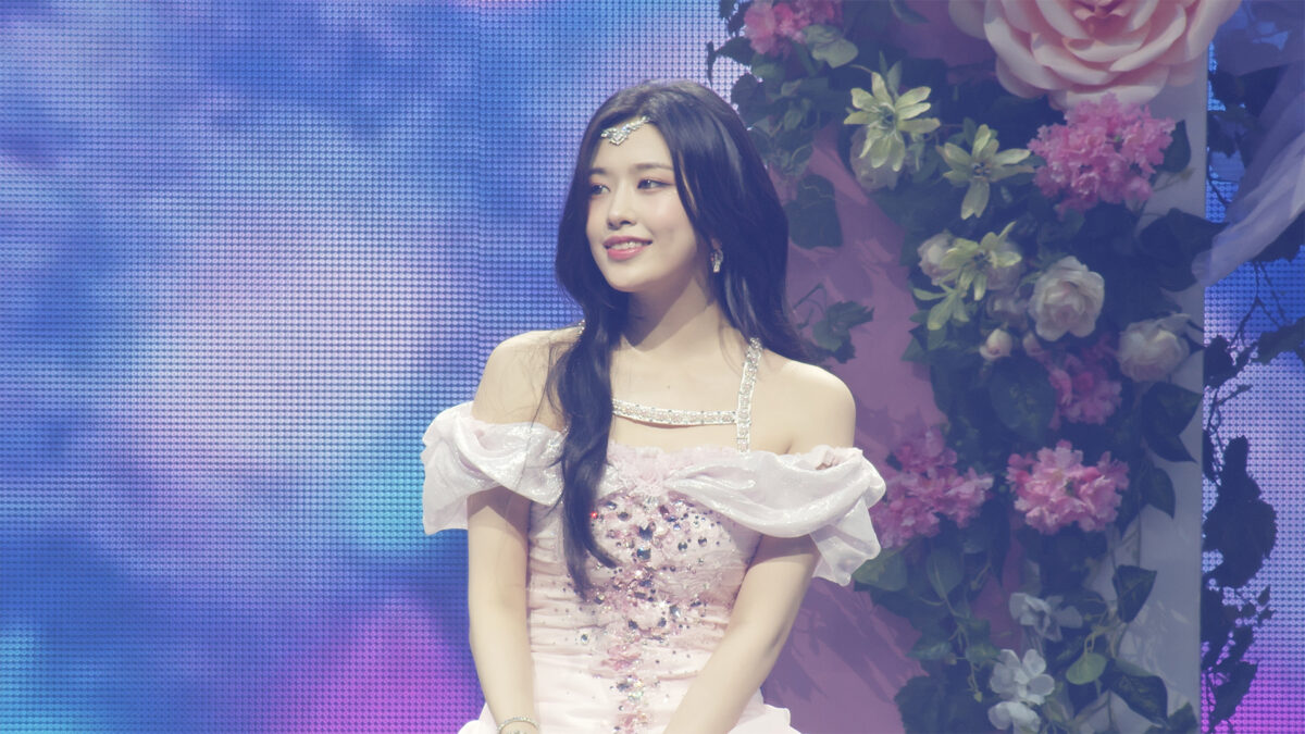 『IVE THE 1ST WORLD TOUR in CINEMA』日本独占カット解禁、輝く表情を堪能できる6点｜Bezzy[ベジー]｜アーティストをもっと好きになるエンタメメディア