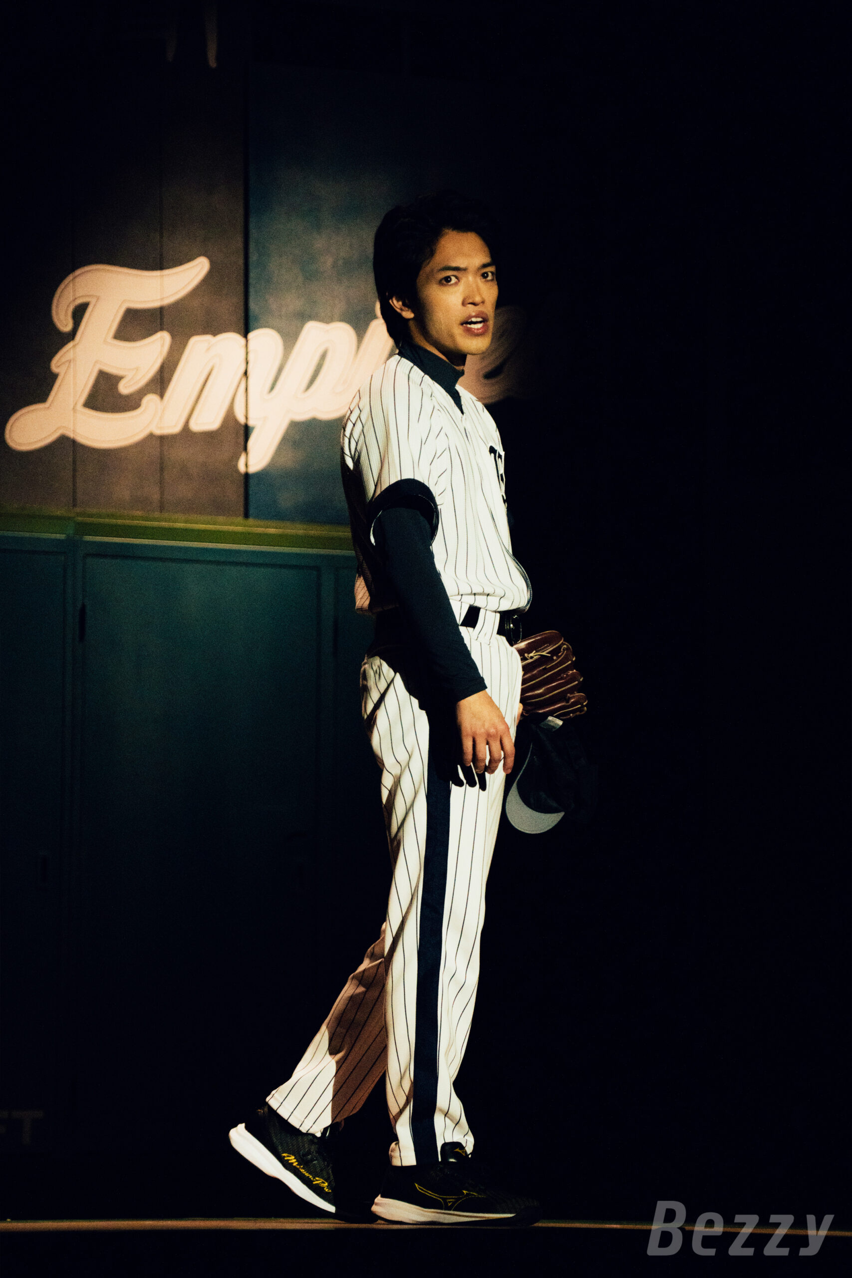 MLBのロッカールームが象徴する、現在進行形の複雑な“世界” 舞台『Take Me Out』開幕｜Bezzy[ベジー]｜「人の魅力」にフォーカスしたエンタメメディア