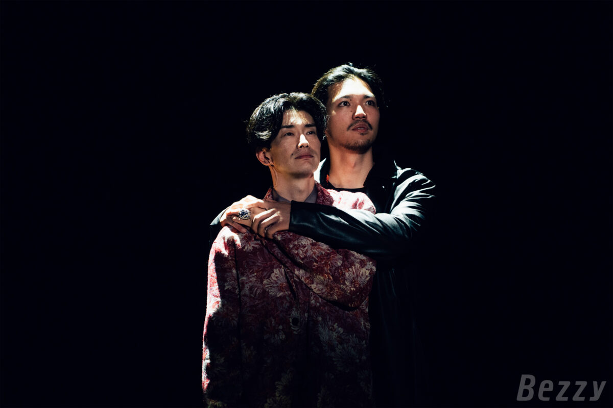 MLBのロッカールームが象徴する、現在進行形の複雑な“世界” 舞台『Take Me Out』開幕｜Bezzy[ベジー]｜アーティストをもっと好きになるエンタメメディア