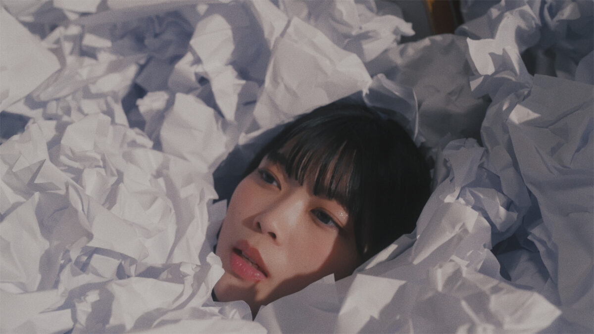 なきごと「たぶん、愛」MV公開、言葉の海に埋もれながら作品を生み出す水上えみりの葛藤を映像化｜Bezzy[ベジー]｜「人の魅力」にフォーカスしたエンタメメディア