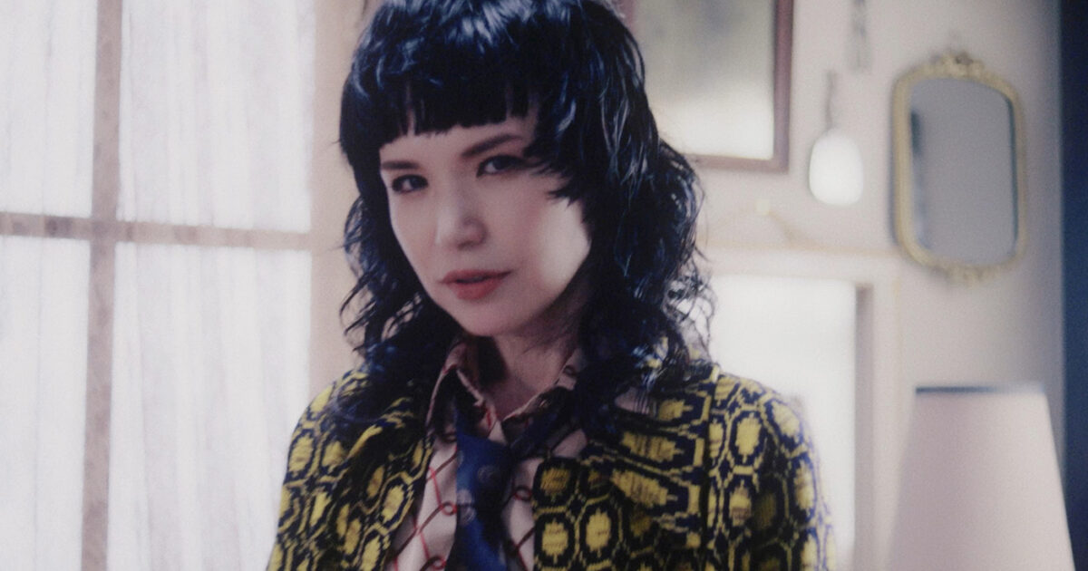 Superfly、鏡の中の自分に向かって「人として」と力強く歌うSUPER BEAVERカバー曲MV公開｜Bezzy[ベジー]｜アーティストをもっと好きになるエンタメメディア