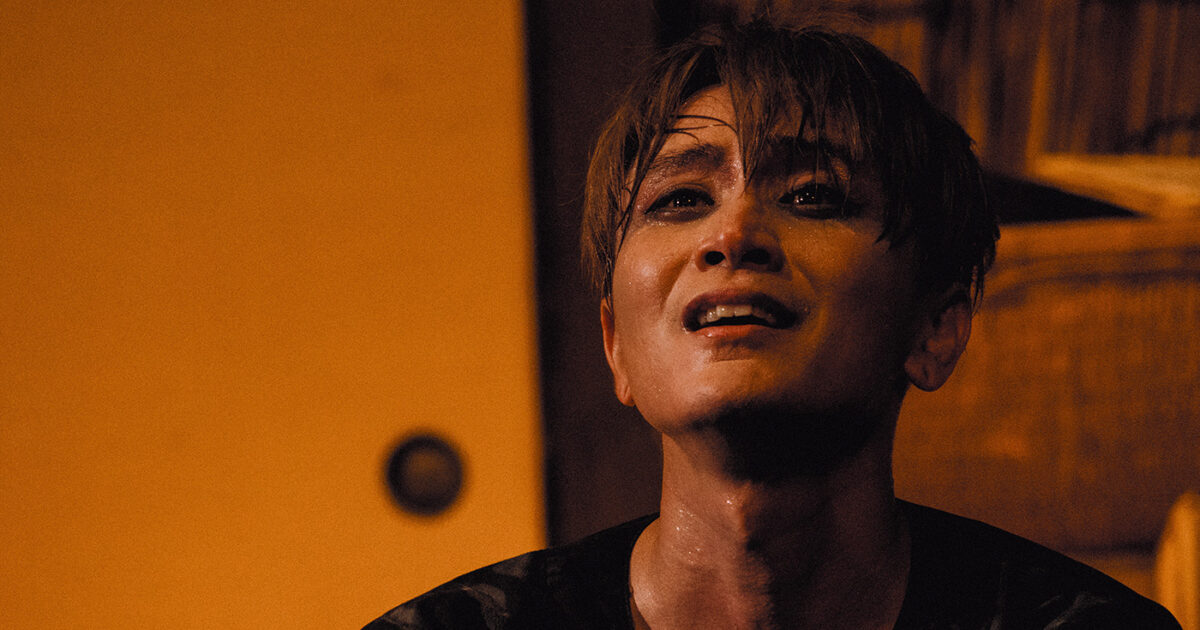 安田章大の“特権的肉体”が縦横無尽に跳ね回る！新宿梁山泊『アリババ』『愛の乞食』開幕｜Bezzy[ベジー]｜アーティストをもっと好きになるエンタメメディア