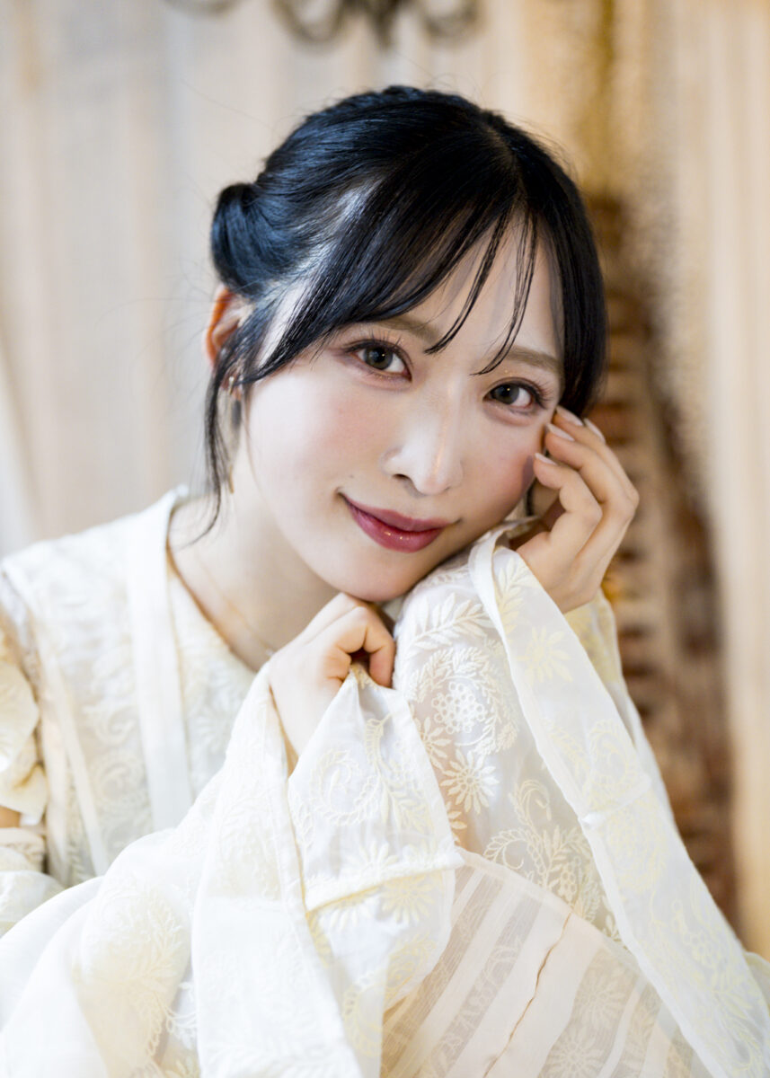 小栗有以の天真爛漫な愛され力「私をきっかけに今のAKB48を知ってもらえたら」｜Bezzy[ベジー]｜アーティストをもっと好きになるエンタメメディア