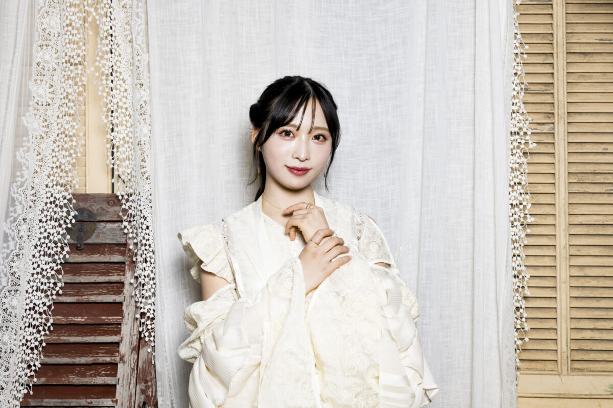 小栗有以の天真爛漫な愛され力「私をきっかけに今のAKB48を知ってもらえたら」｜Bezzy[ベジー]｜アーティストをもっと好きになるエンタメメディア