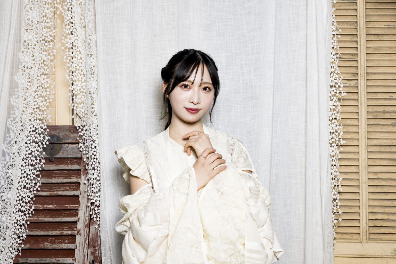 小栗有以の天真爛漫な愛され力「私をきっかけに今のAKB48を知ってもらえたら」｜Bezzy[ベジー]｜「人の魅力」にフォーカスしたエンタメメディア