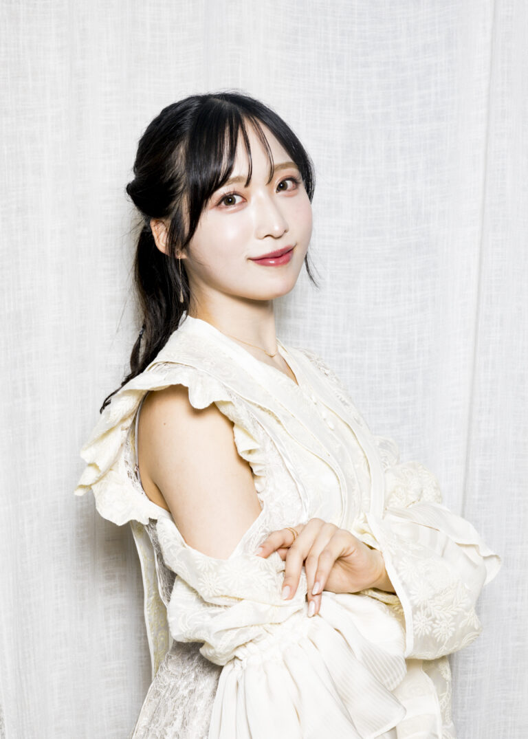 小栗有以の天真爛漫な愛され力「私をきっかけに今のAKB48を知ってもらえたら」｜Bezzy[ベジー]｜アーティストをもっと好きになるエンタメメディア