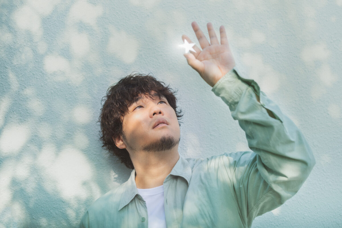 秦 基博がアニメ『太陽よりも眩しい星』OP曲を書き下ろし、10月3日配信リリース｜Bezzy[ベジー]｜アーティストをもっと好きになるエンタメメディア