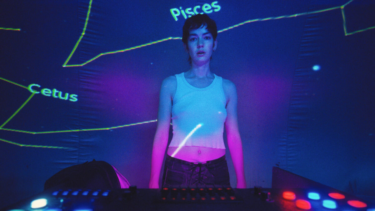 A24『テレビの中に入りたい』ジェーン・シェーンブルン監督が徹底した“90年代愛”を語る｜Bezzy[ベジー]｜アーティストをもっと好きになるエンタメメディア