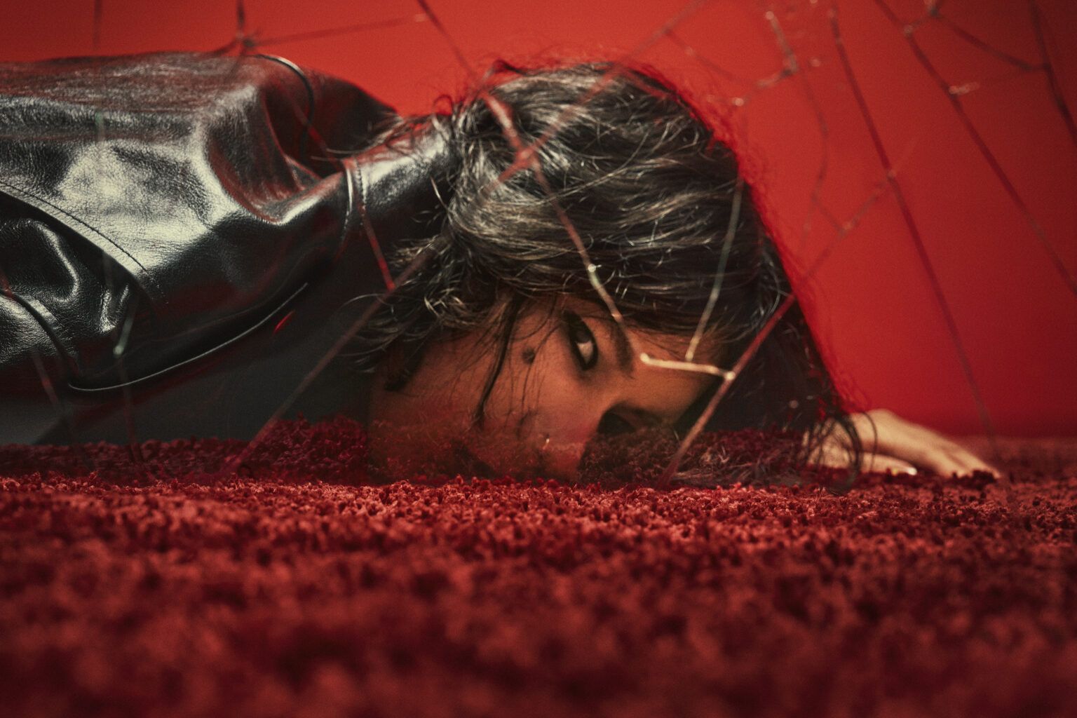 米津玄師が「IRIS OUT」の新アーティスト写真公開、白シャツ黒ネクタイ姿をYohji Uchidaが撮影｜Bezzy[ベジー]｜アーティストをもっと好きになるエンタメメディア