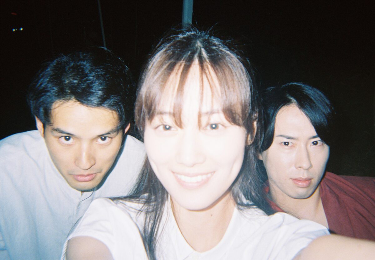 水上恒司×山下美月×宮舘涼太『火喰鳥を、喰う』飾らないキュートな素顔を捉えたオフショット解禁｜Bezzy[ベジー]｜「人の魅力」にフォーカスしたエンタメメディア