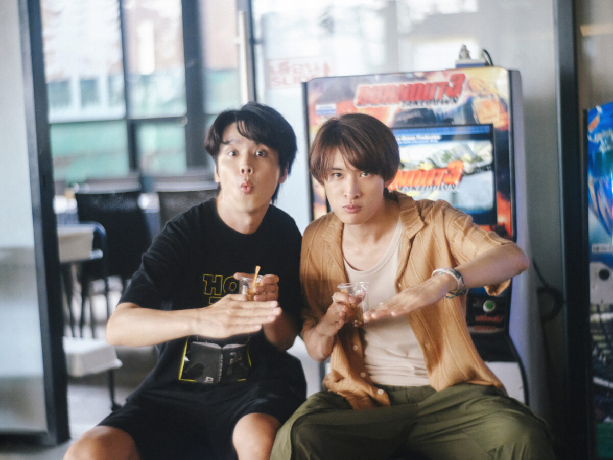 森崎ウィン＆向井康二らがタイで“もうひとつの物語”を紡いだ『（LOVE SONG）』オフショット解禁｜Bezzy[ベジー]｜アーティストをもっと好きになるエンタメメディア